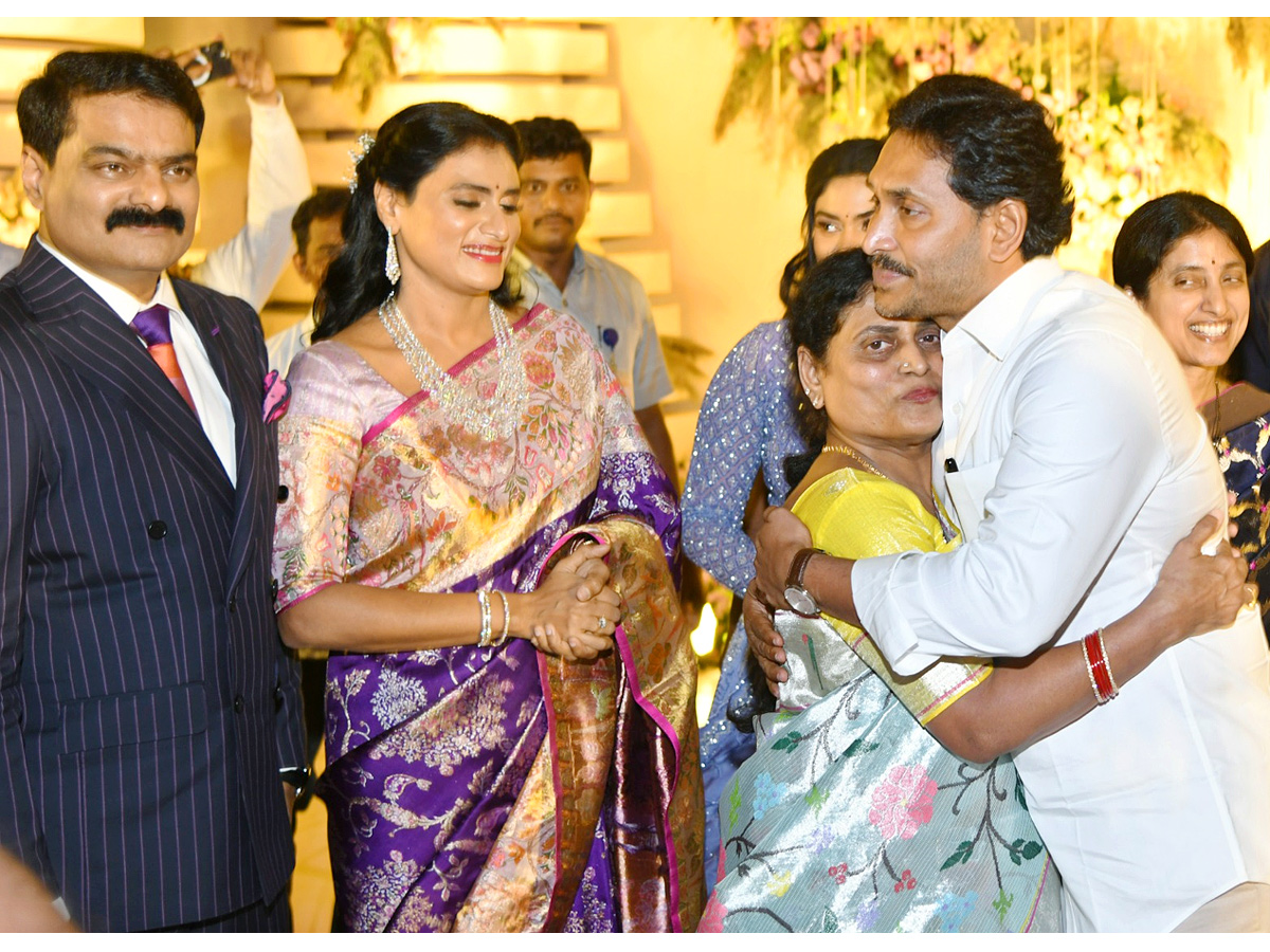 YS Raja Reddy Engagement: షర్మిల తనయుడి నిశ్చితార్థంలో సీఎం జగన్‌ దంపతులు (ఫోటోలు) | AP CM YS ...
